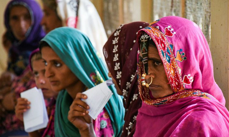 پانی سے گھرے ٹیلوں پر بیٹھی حاملہ عورتیں