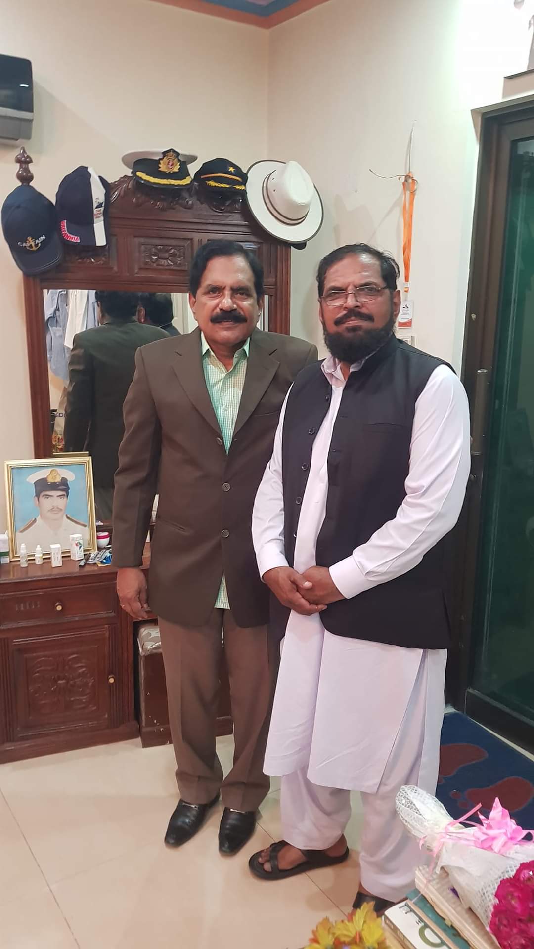 تجارتی بحریہ کے مایہ ناز کپتان اور جہاندیدہ دانشور کیپٹن محمّد اکرم کی ...